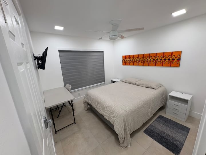 Mony’s Room - Miramar, FL