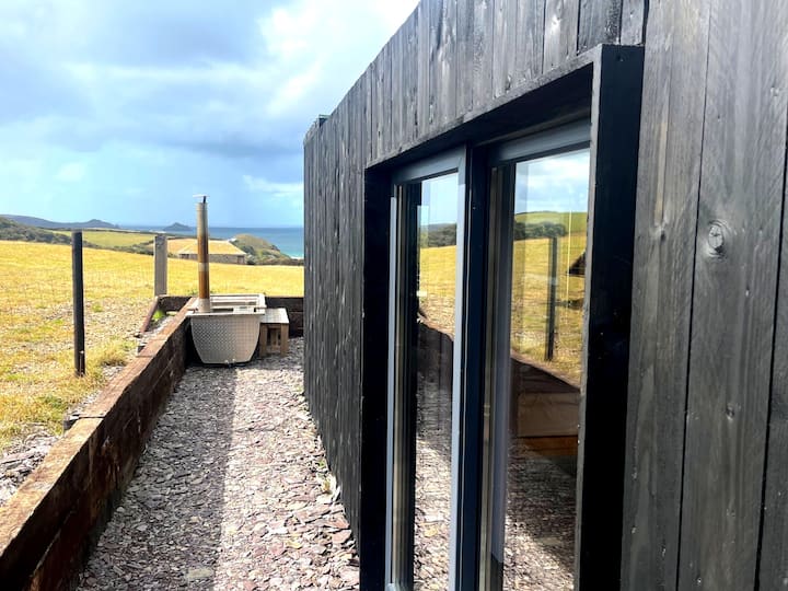 Off-grid Cabin With Hot Tub & Sea Views - Port Isaac