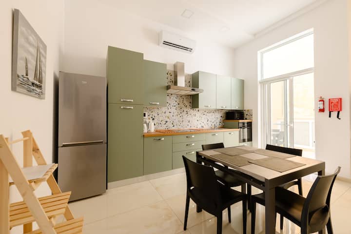 Spacious Maisonette For 7 Guests In Central Sliema - Malta