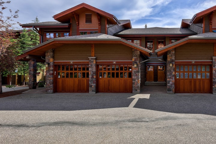 Woodhaven 46:lovely 2br/3.5ba With Private Hot Tub - Sun Peaks Resort, BC