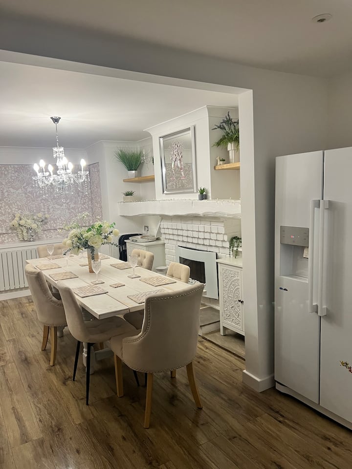 Staysolihull, Large Spacious Corner House, - Solihull