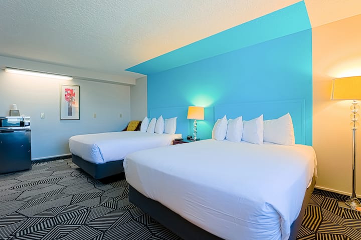 2 Queen Bed | Coast River Inn By Oyo Seaside - Seaside, OR