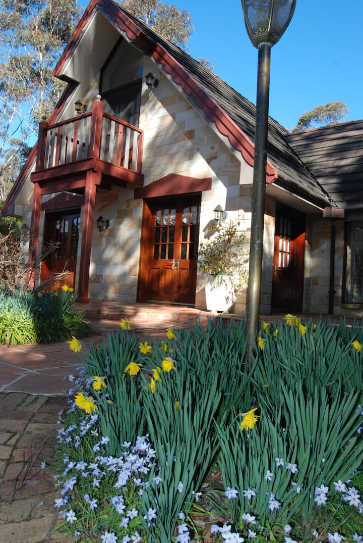 Gingerbread Cottage On Cliff - Katoomba
