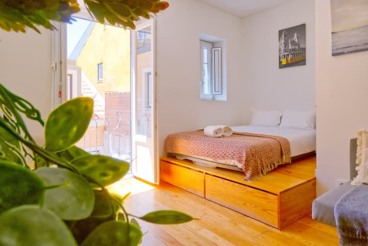 Chic Flat W/ Balcony Light - Lisbon Portela Airport (LIS)