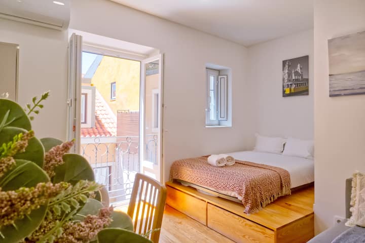 Chic Flat W/ Balcony Light - Lizbona