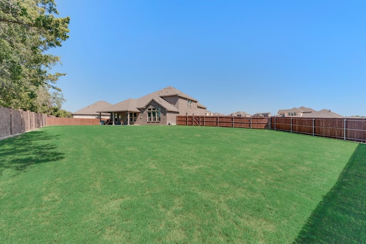 Your Chic Dallas Escape - Waxahachie, TX