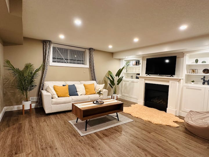Entire Basement: 1 Bedroom + Extra Queen Sofa Bed - St. Jacobs