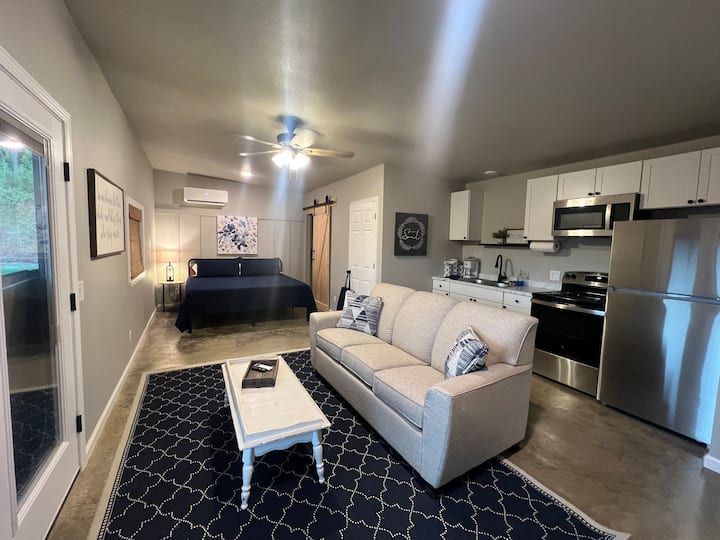 Peaceful Ozark Mini W/ Fire Pit! - Clarksville, AR