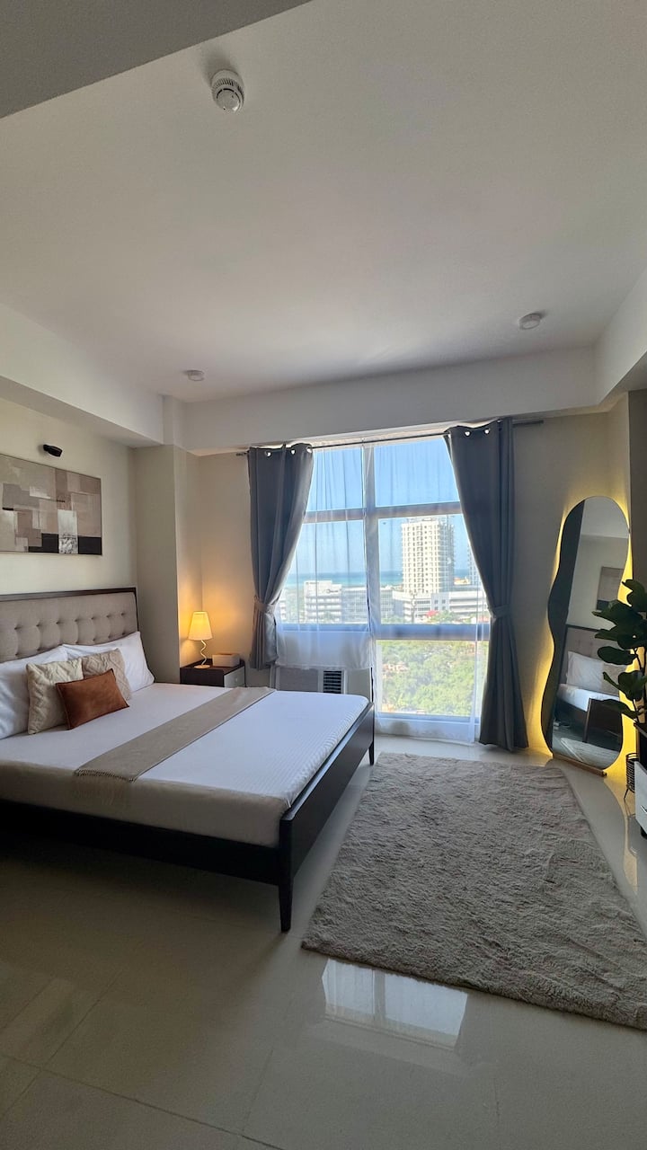 A&r Stay-mactan | Pool & Gym |Near Beach & Airport - Lapu-Lapu City