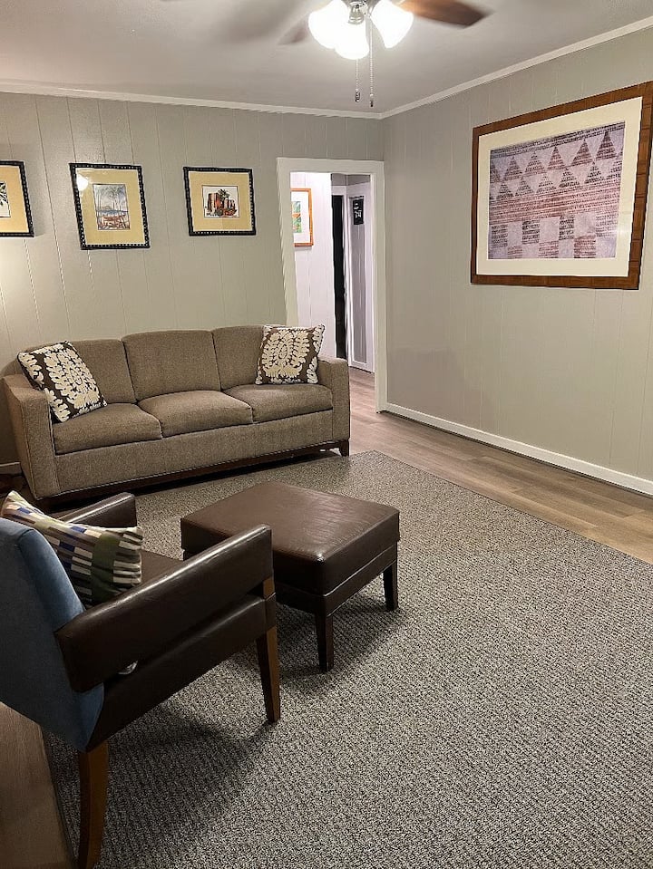 Stylish 3br W/ Patio , Parking, And Full Amenities - Honolulu, HI