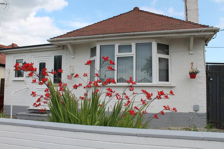 Peaceful Coastal Sanctuary - Rhyl