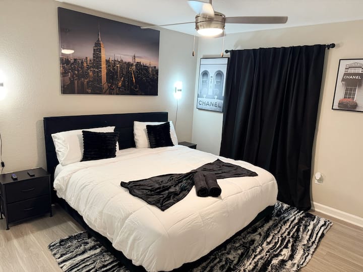 Gothic Blush | King 2bed Near Tmc & Infront Of Nrg - Houston, TX