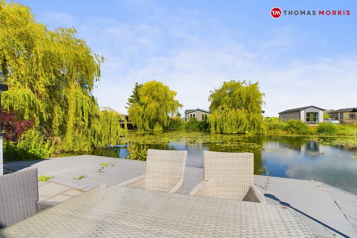 Lakeside Lodge Retreat With Views - Cambridgeshire