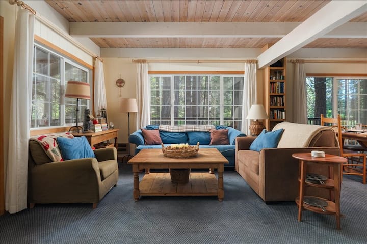 Sweetpea Stay | Cabin 
Near Lake | Hot Tub | Dogs - Arnold, CA