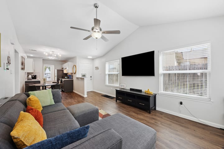 *Updated 2bd/1br Duplex In N Austin By The Domain* - Austin, TX