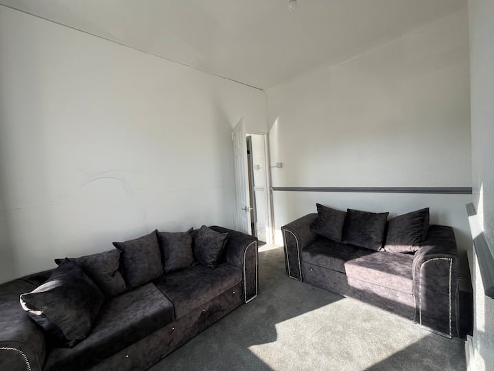 Simple Basic Very Clean Flat Apartment Studio - Newport