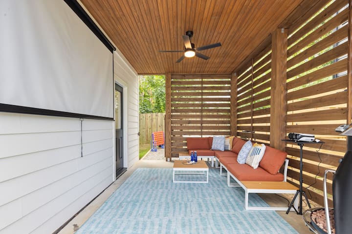 Projector Patio, Fire Pit & Mini Golf Fun - Raleigh, NC