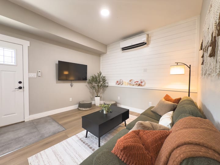 Modern 2br Retreat! Prime Location - Colorado Springs