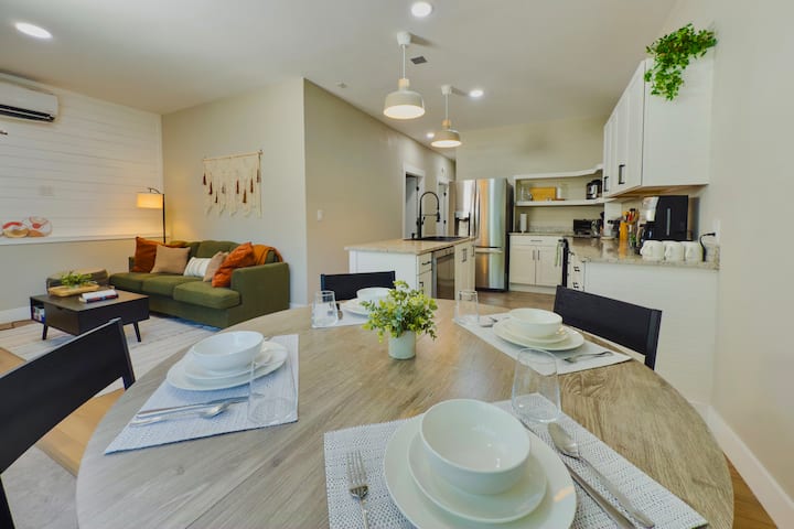 Modern 2br Retreat! Prime Location - Colorado Springs, CO
