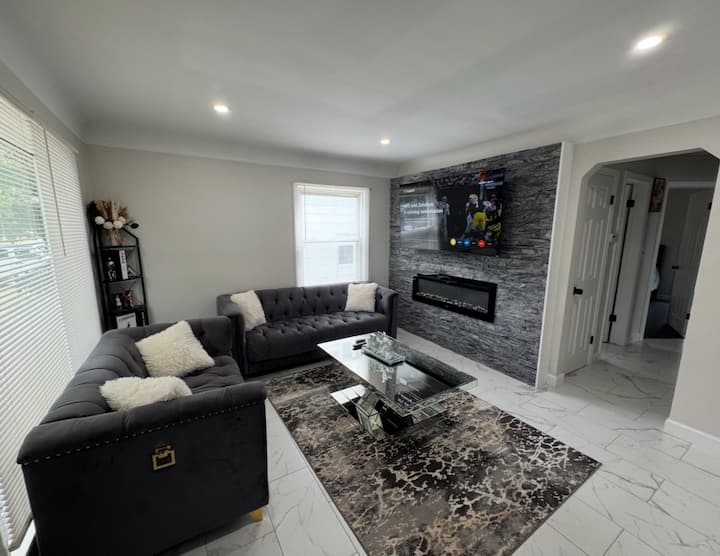 Luxury House 3br
Downtown Birmingham - Bloomfield Hills, MI