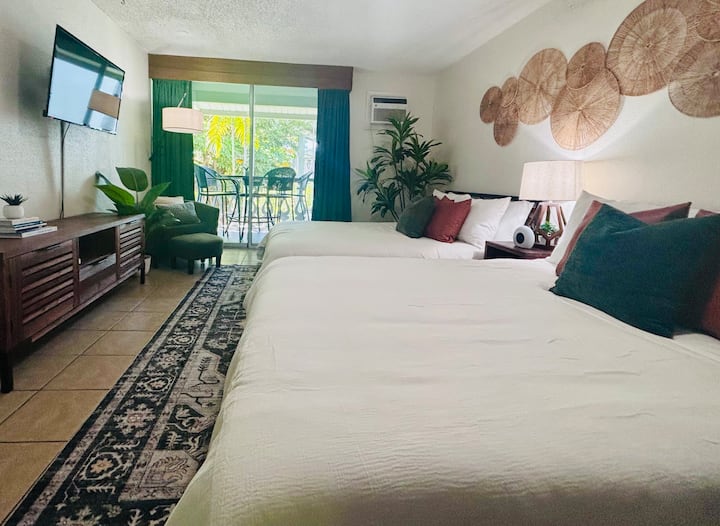 Beachfront • Walkable • 2 Queens, Ac, Pool & Lanai - Kailua-Kona, HI