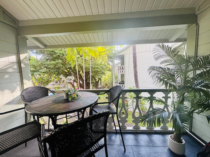 Steps To The Beach! Studio W/2 Queens, Ac, & Pool - Kailua-Kona, HI