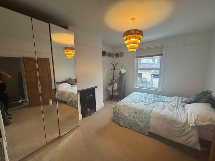 Double Room In Friendly Home - Bristol