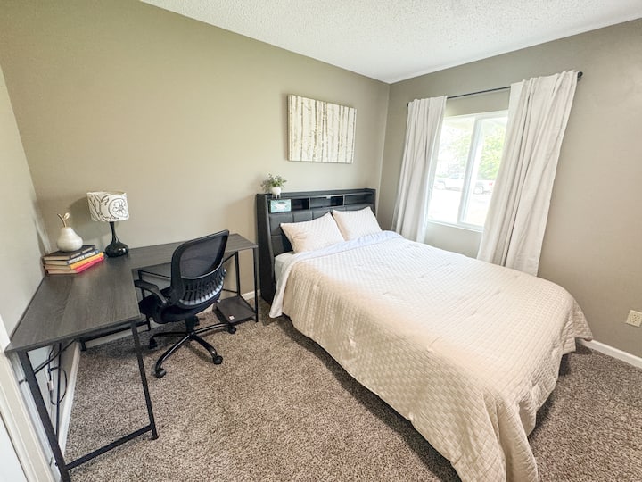 Wichita East Hidden Comfort: Queen W/ Private Bath - Wichita, KS