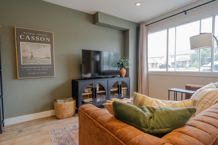 New! Chic Modern 1 Bed Townhouse - Central W/ Ac - Fort St. John
