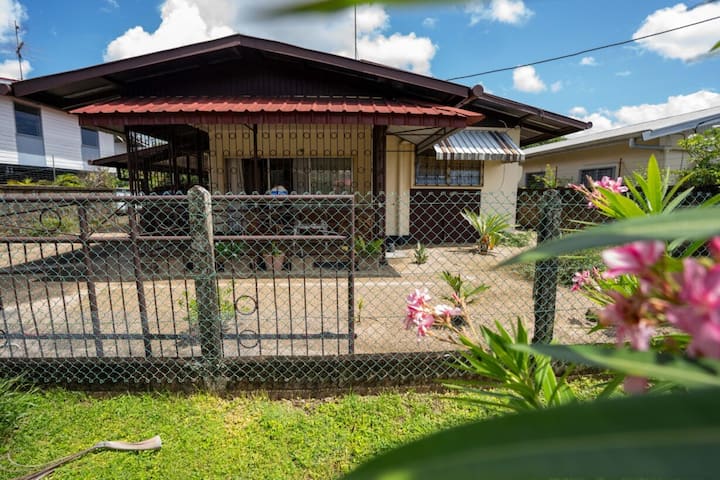Retro Parel Met Terras In Su! - Paramaribo