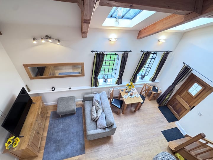 New! Stunning Home In Heart Of Bala, Walk To Lake - Bala