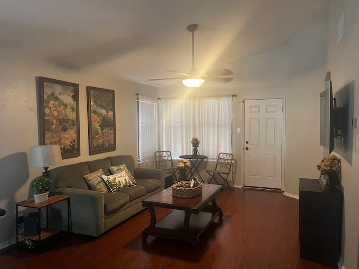 Cozy 2br/2ba Family Retreat + Playground! - Helotes, TX