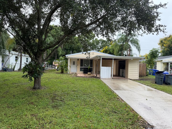 Coastal Retreat • 5 Mins To Beach & Downtown - Vero Beach, FL