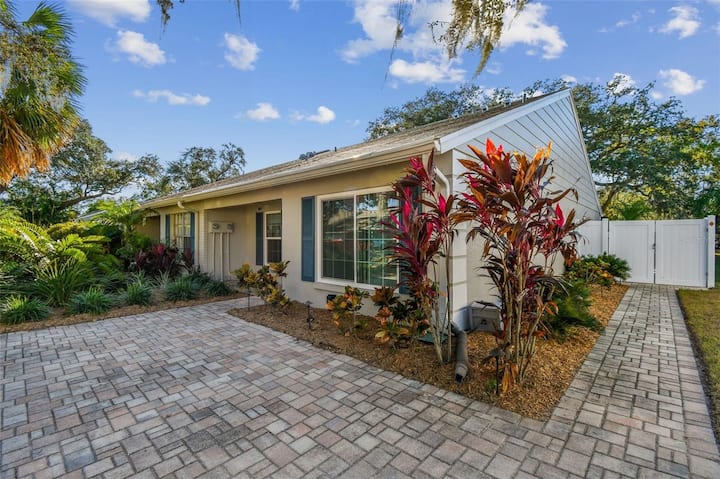 Cozy Villa Close To Tampa Bay - Safety Harbor, FL