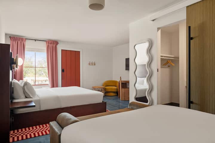 Deluxe Double Room | Bar | Pool | River Access - New Braunfels, TX