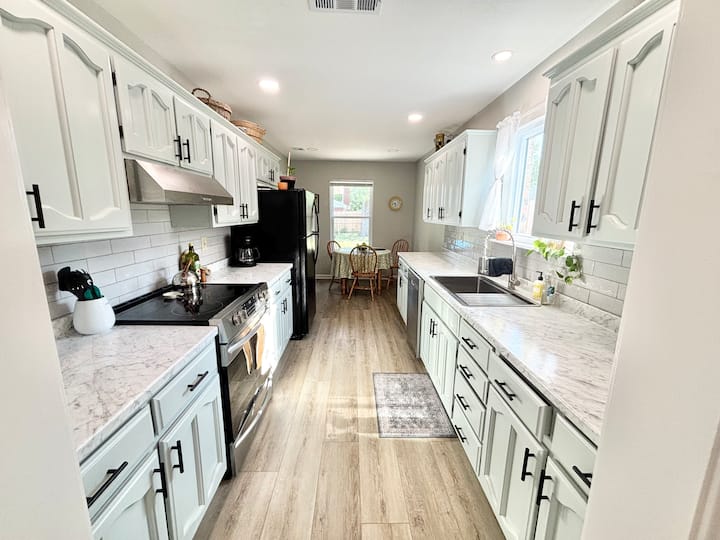 Home Near Highway Access To Downtown Tulsa & Jenks - Tulsa, OK