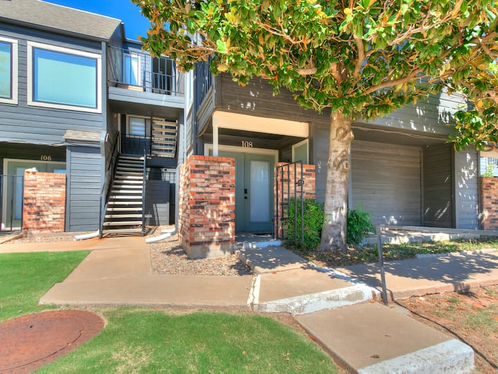 Bright & Modern Condo - The Village, OK