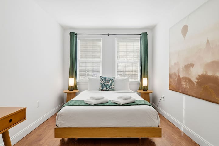 Spacious & Modern Bd - Near Subway & Logan Airport - Boston, MA