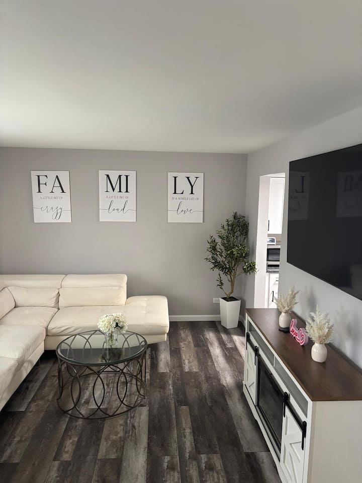 Naval Base 10 Min - Cozy Home - Waukegan, IL