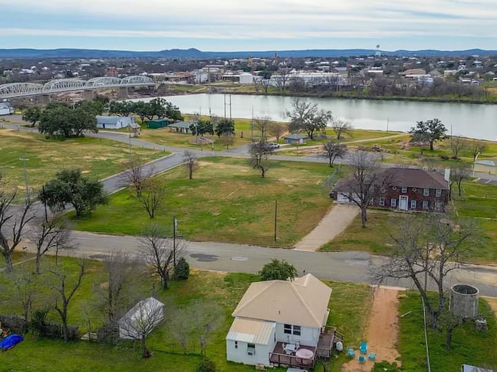Steps From Llano River, Sleeps 4 - Llano, TX