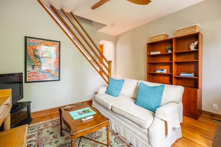 Charming Beaches Retreat • Sleeps 3 • Stylish Stay - Toronto, ON