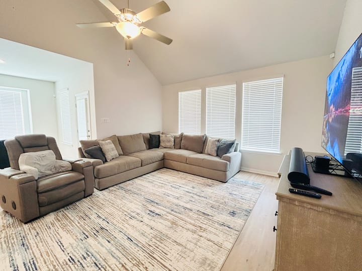 Spacious Home In Pflugerville Tx 3b-3b Near Austin - Pflugerville, TX
