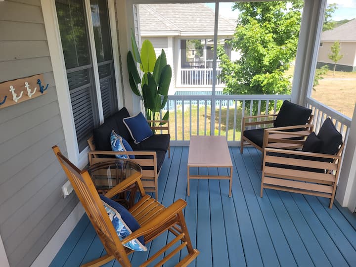 Family-friendly East Lake Shores Cottage • Pool - Sand Banks