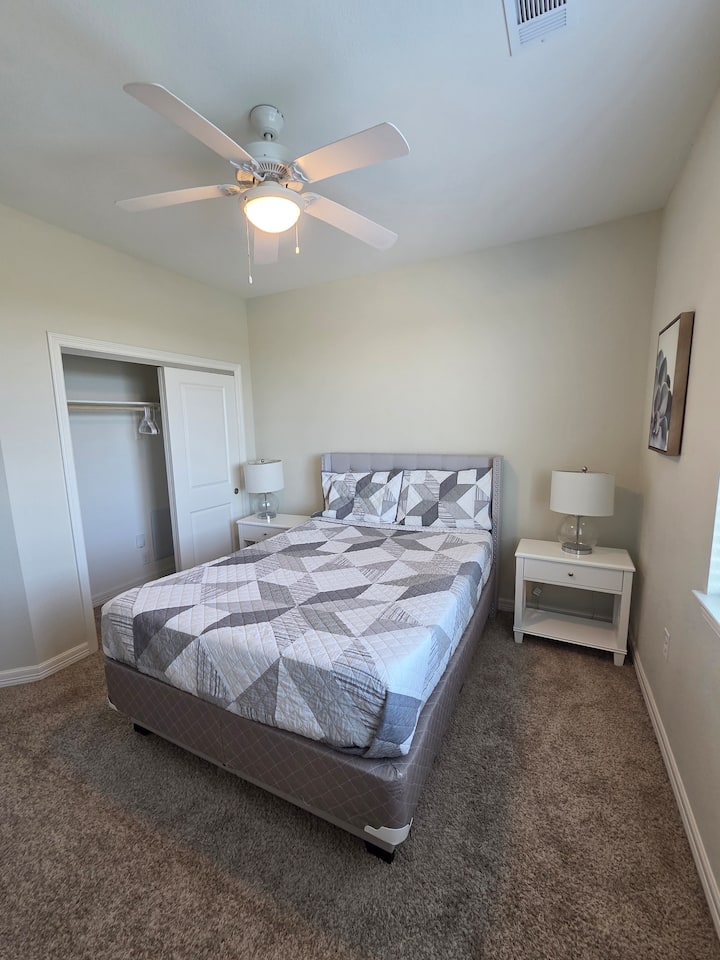 Bright 1br In Prime Spot - Cedar Park, TX