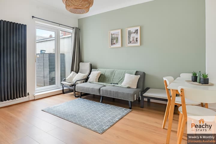 Contractors, Discounts, Parking, Wifi, Smarttv - Warrington