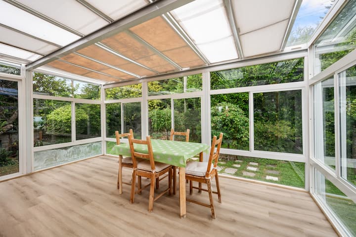 Charming 3br Garden Suite With Sunroom - 6400