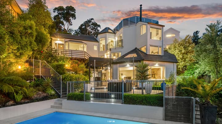 Beautiful Views & Heated Pool - Christchurch