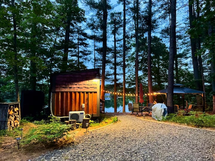 Tiny Pine Cabin Lakefront, Dock, Kayaks & Fire Pit - Belmont, NH