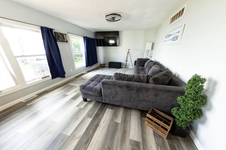 Lakefront 2br Nautical Cottage With Hot Tub - Fox Lake, IL