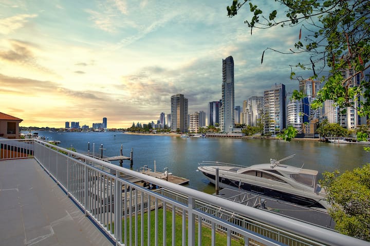 Large Home On The Surfers Canal. - Surfers Paradise